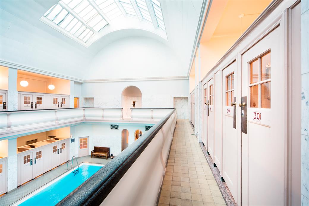 Fra balkongen med utsikt mot bassenget.